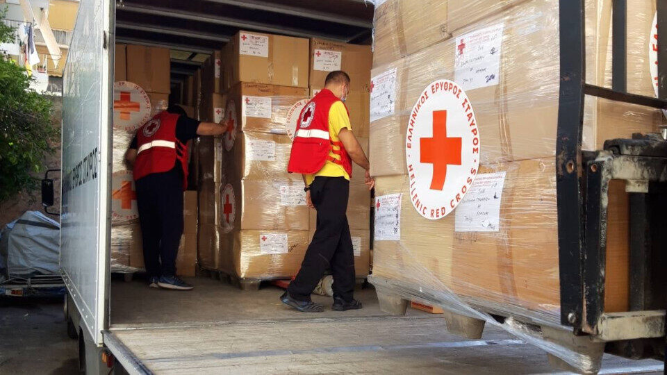 Συγκέντρωση ανθρωπιστικής βοήθειας από τον Ερυθρό Σταυρό και την ΕΟΚ
