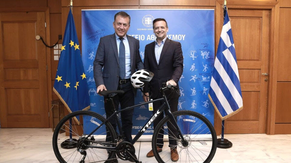 Με ένα ποδήλατο και ένα κράνος επισφραγίστηκε η συνεργασία Yπ ...