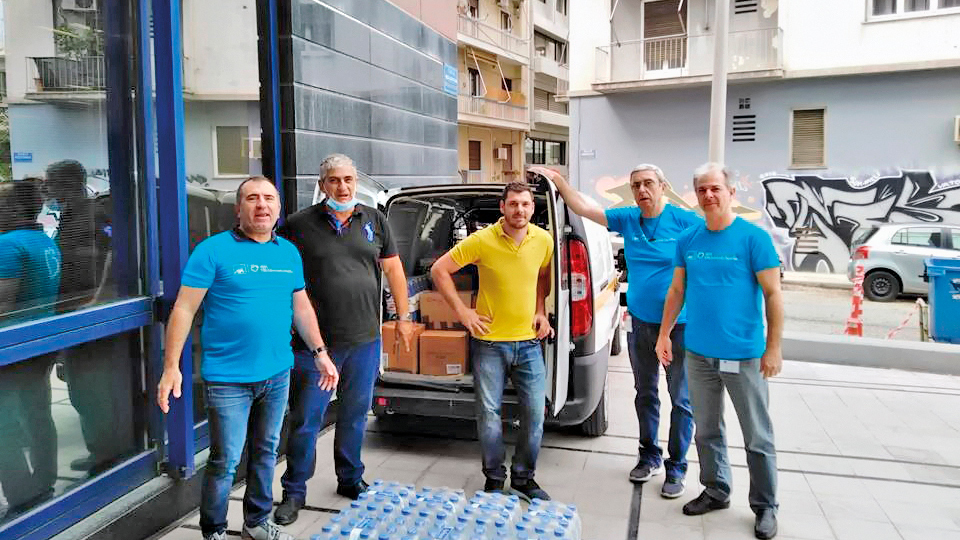 Οι εθελοντές της ΑΧΑ στηρίζουν ευάλωτες οικογένειες κι άστεγους