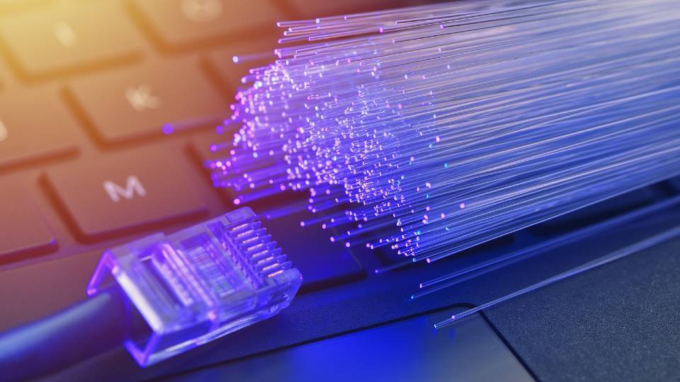Cosmote: Δωρεάν αναβάθμιση ταχυτήτων και για τις εταιρικές Dedicated ...