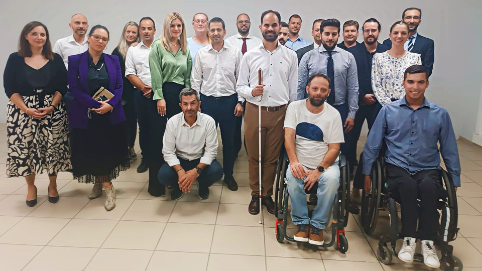 Συνεργασία Toyota Ελλάς - ΑΜΚΕ «Με Άλλα Μάτια» για την καλύτερη ...