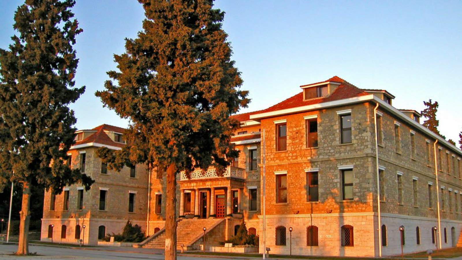 Βοήθεια σε προσφυγόπουλα από τους μαθητές του Γενικού Λυκείου της ...