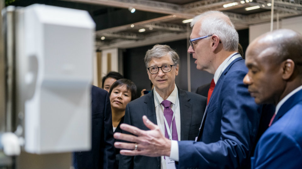 Ο Bill Gates καλεί τον κόσμο να κατασκευάσει μια καλύτερη τουαλέτα [video]