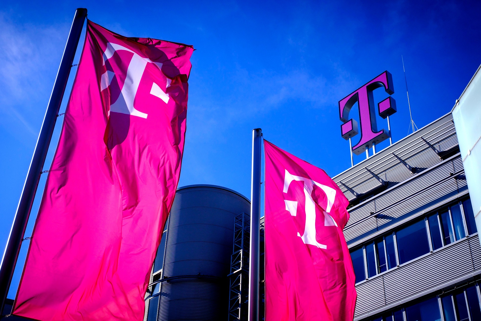 Στην ελληνική Desquared μπαίνει με 20% η Deutsche Telecom