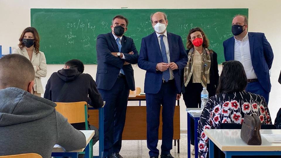 Επίσκεψη Σχοινά - Χατζηδακη στην Επαγγελματική Σχολή Μαθητείας της Δ.ΥΠ ...